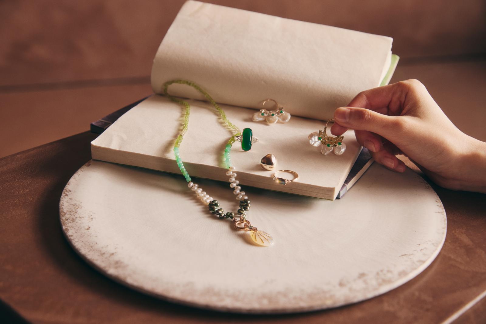 日本輕珠寶 agete 春季系列「Wear the World」，詮釋日式庭院的春日色彩、貴氣十足的「菊菱紋系列」重新登場 | Bella.tw儂儂